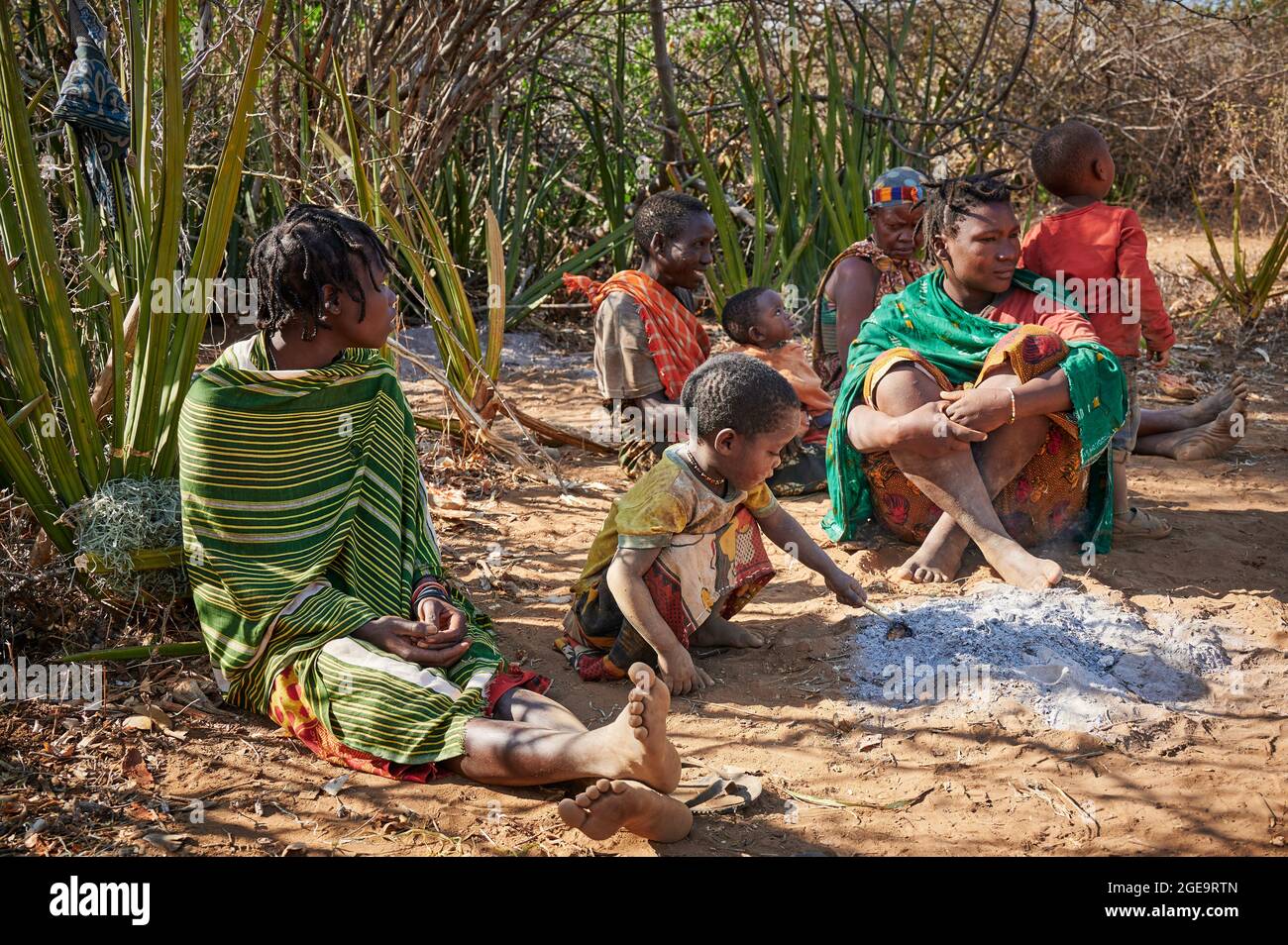 bushmen of Hadzabe tribe, group of women with children,, Lake Eyasi ...