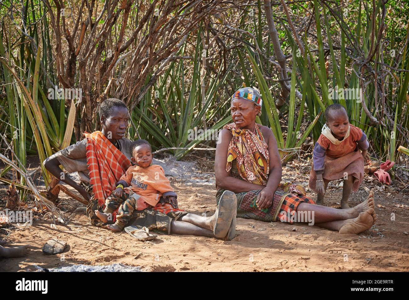 Hadza of tanzania women hi-res stock photography and images - Alamy