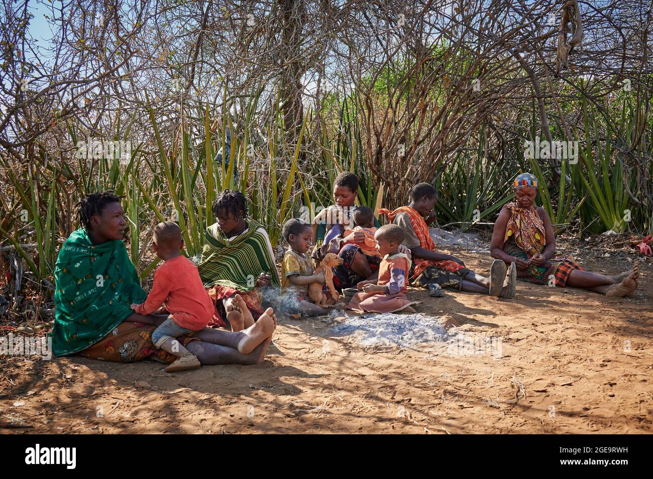 bushmen of Hadzabe tribe, group of women with children,, Lake Eyasi ...