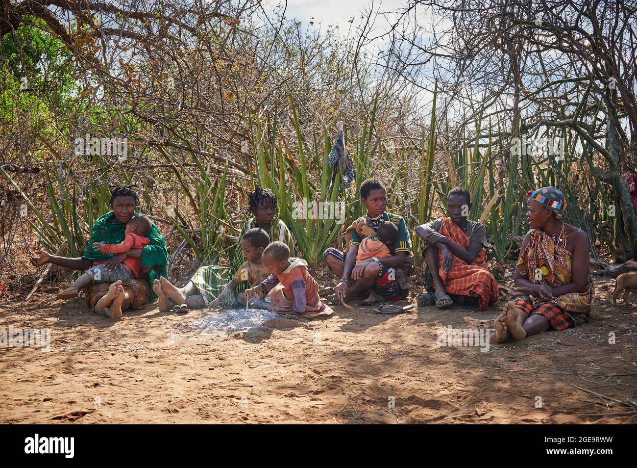 bushmen of Hadzabe tribe, group of women with children,, Lake Eyasi ...