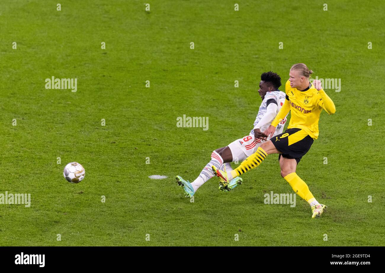 Erling Haaland (BVB), Alphonso Davies (Muenchen) Borussia Dortmund ...