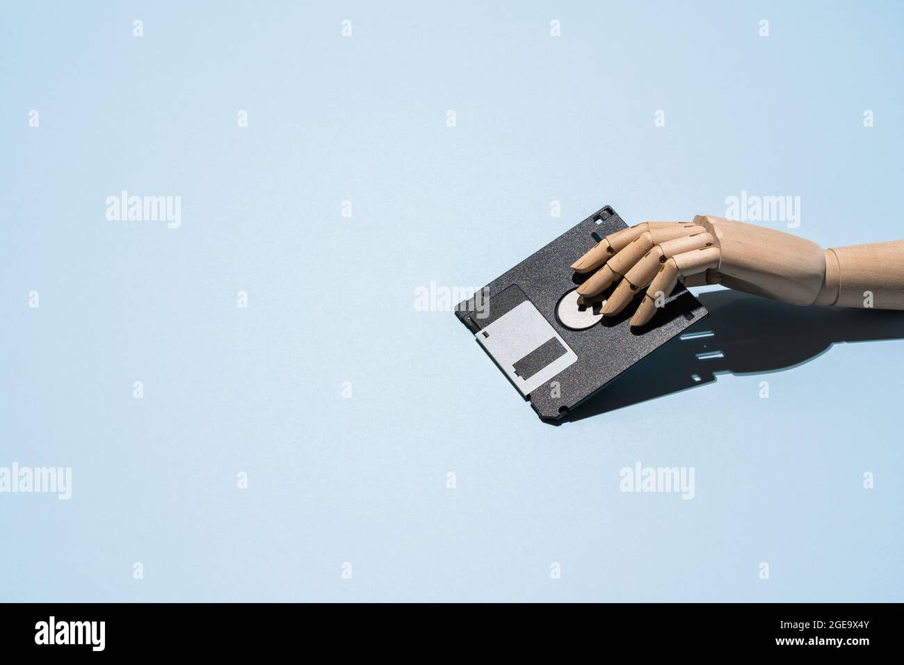 Hand floppy disk retro hi-res stock photography and images - Alamy