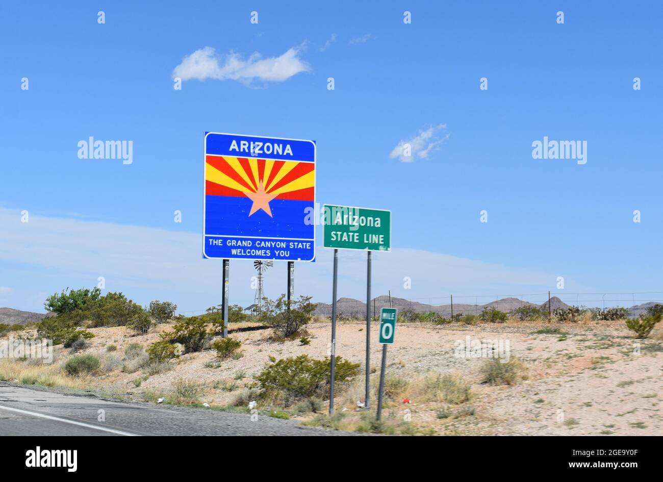 Welcome to Arizona sign on side of freeway Stock Photo - Alamy