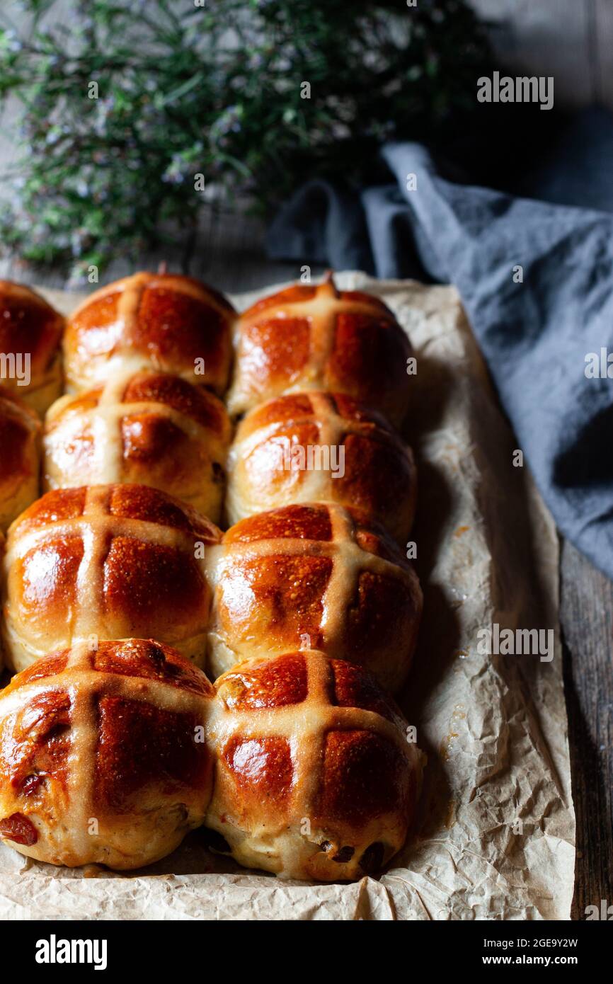 crop freshly baked hot cross buns on baking tray Stock Photo - Alamy