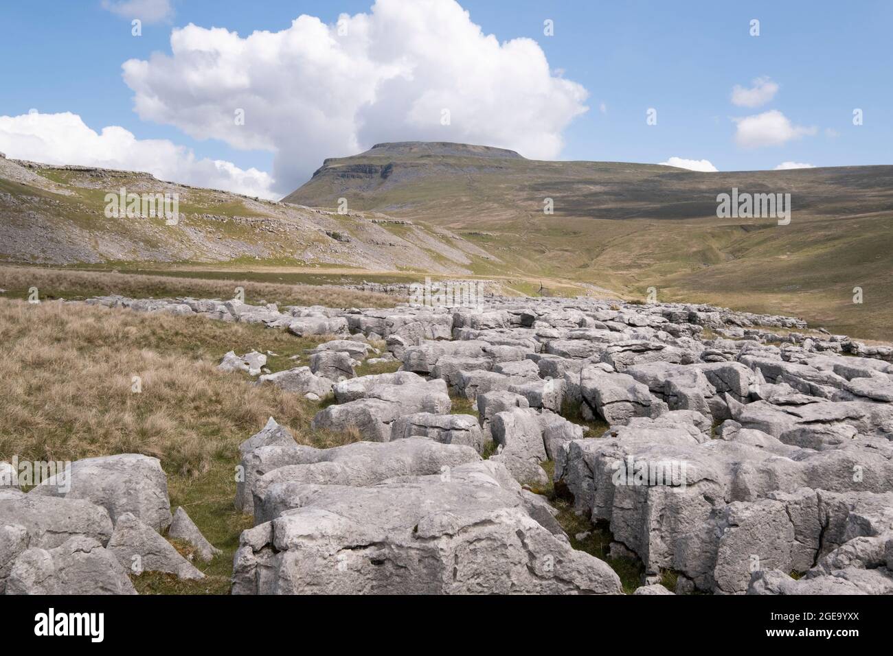 Ingleborough hi-res stock photography and images - Alamy