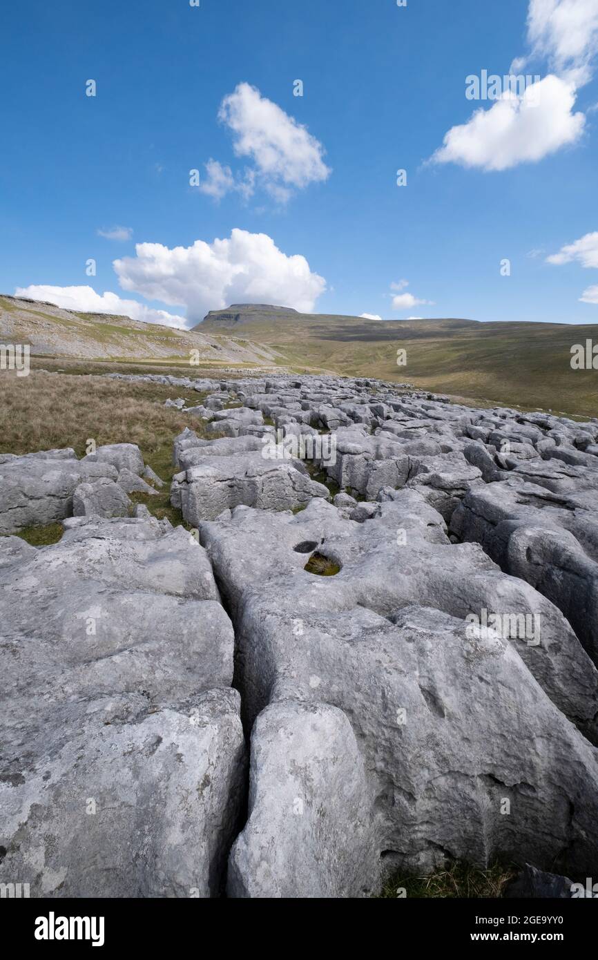 Ingleborough hill hi-res stock photography and images - Alamy
