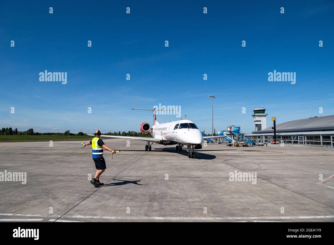 Airport ground crew plane hi-res stock photography and images - Alamy