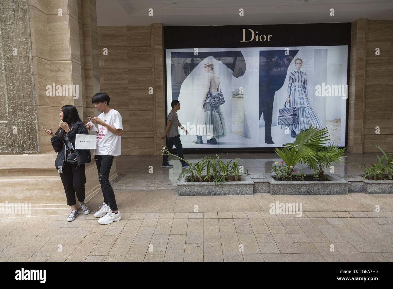 Fancy shops hi-res stock photography and images - Alamy