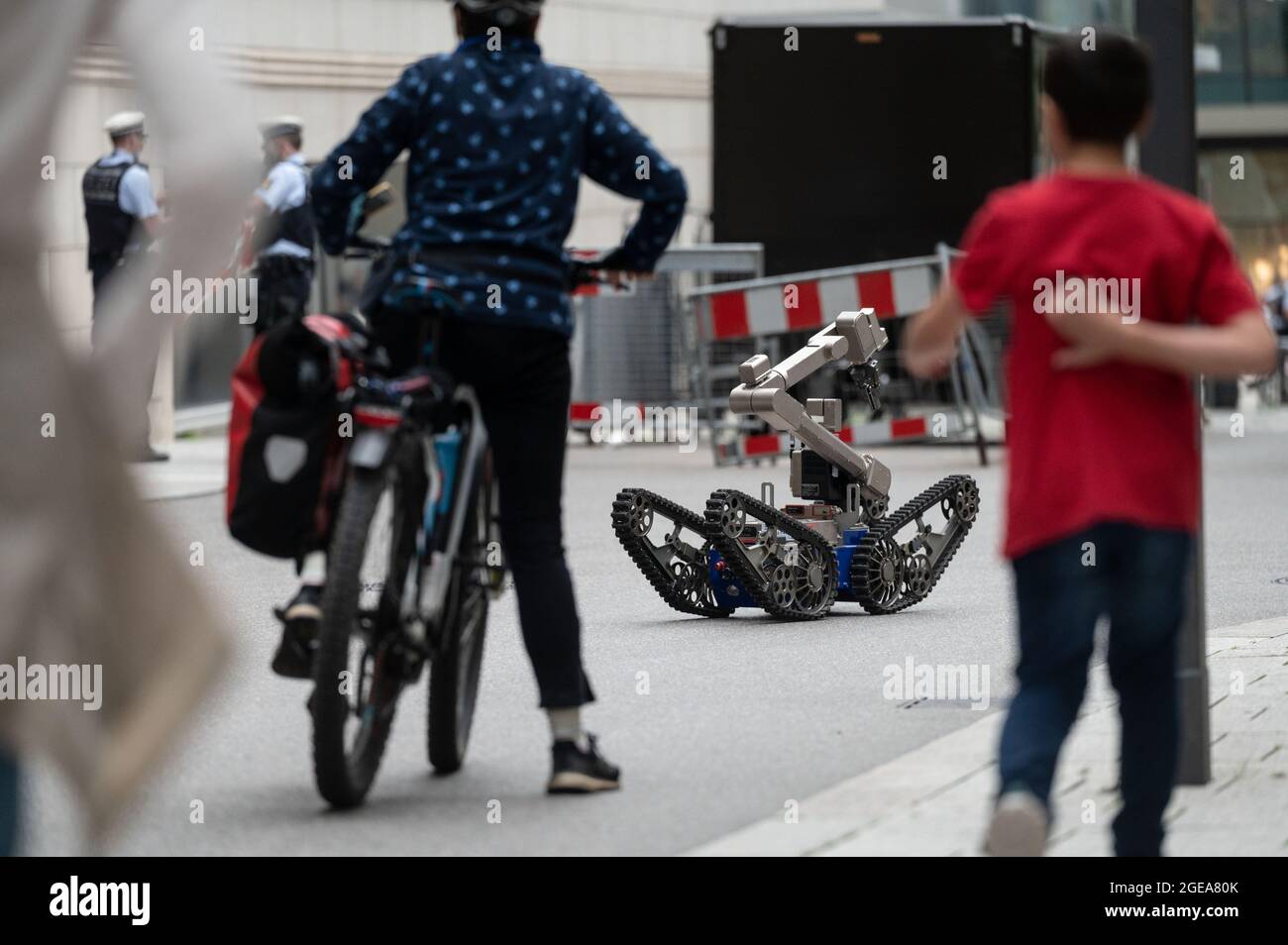 Bomb defuser robot hi-res stock photography and images - Alamy