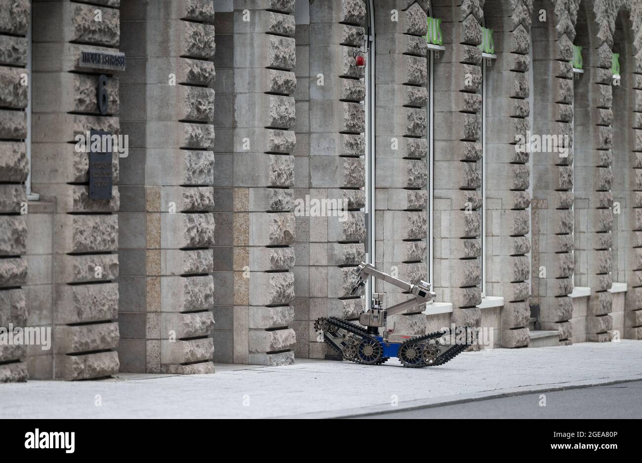 Bomb defuser robot hi-res stock photography and images - Alamy