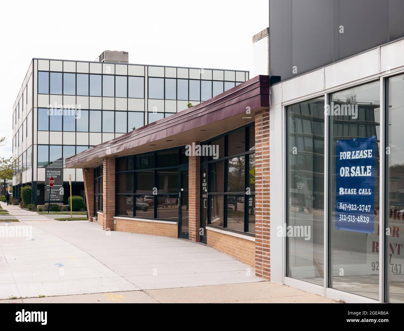 Modernist building on Peterson Avenue in Chicago Stock Photo - Alamy
