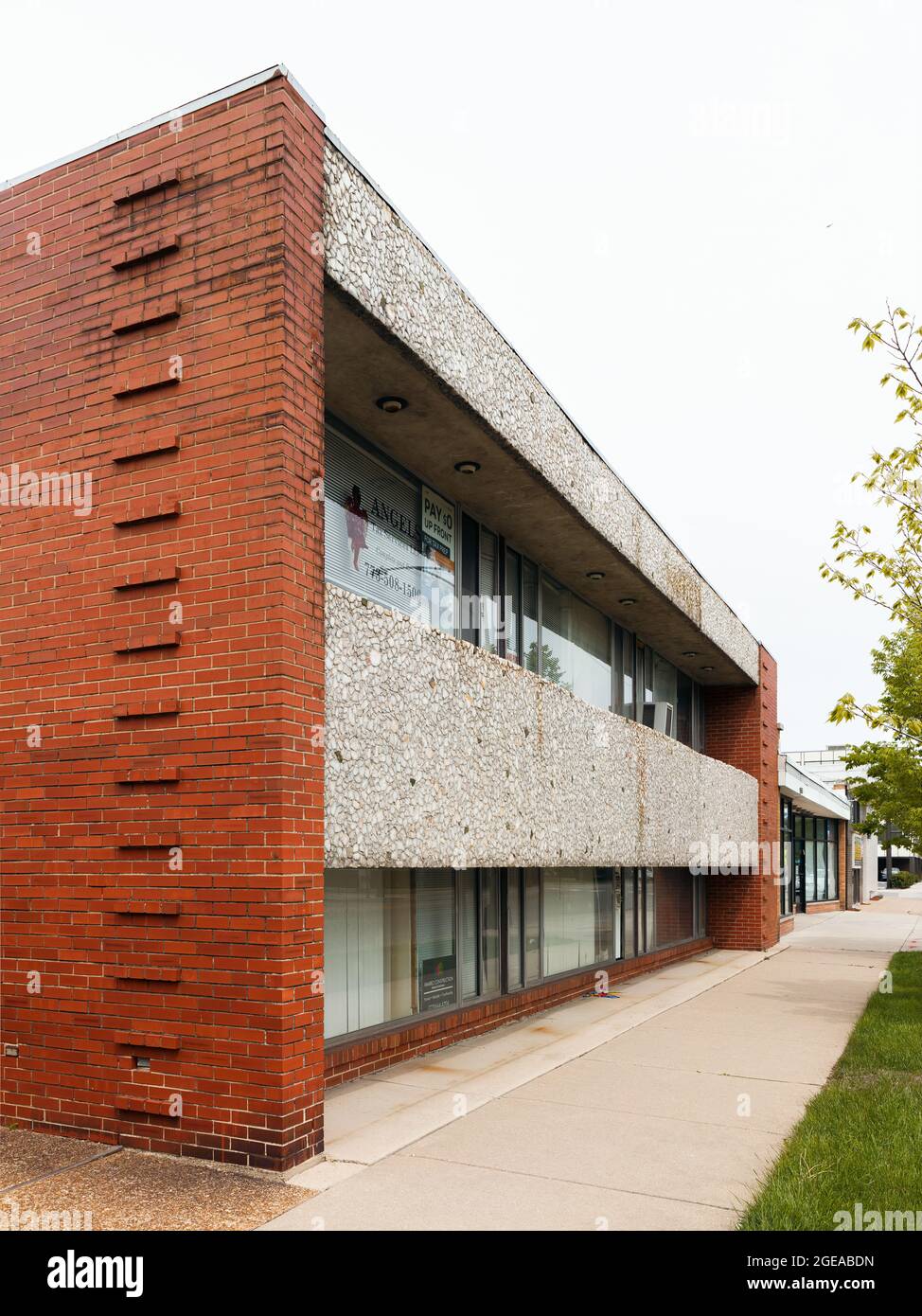 Modernist building on Peterson Avenue in Chicago Stock Photo - Alamy