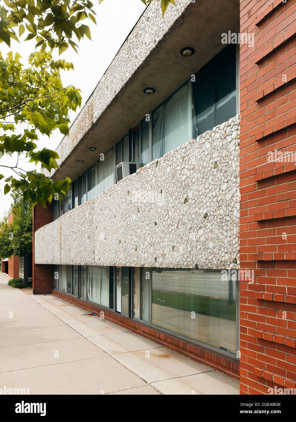 Modernist building on Peterson Avenue in Chicago Stock Photo - Alamy