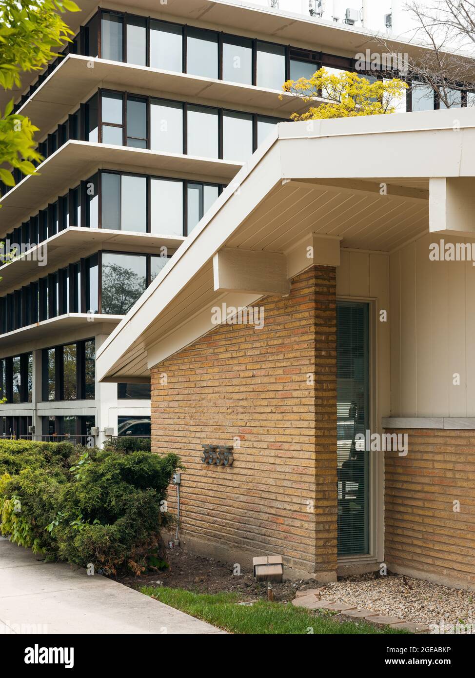 Modernist building on Peterson Avenue in Chicago Stock Photo - Alamy