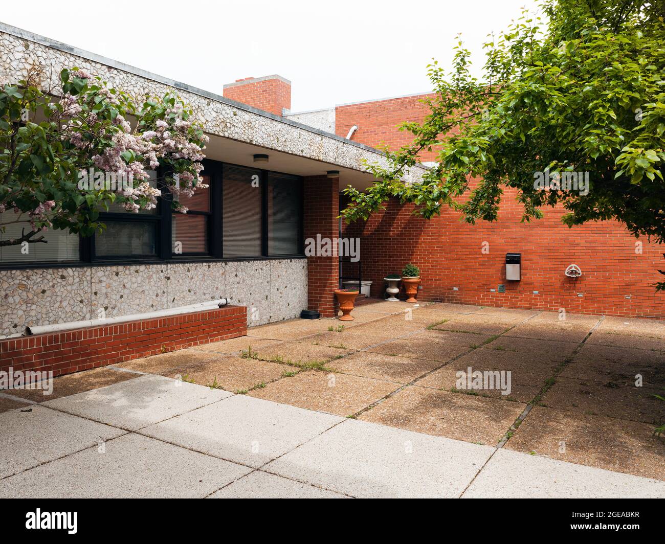 Modernist building on Peterson Avenue in Chicago Stock Photo - Alamy