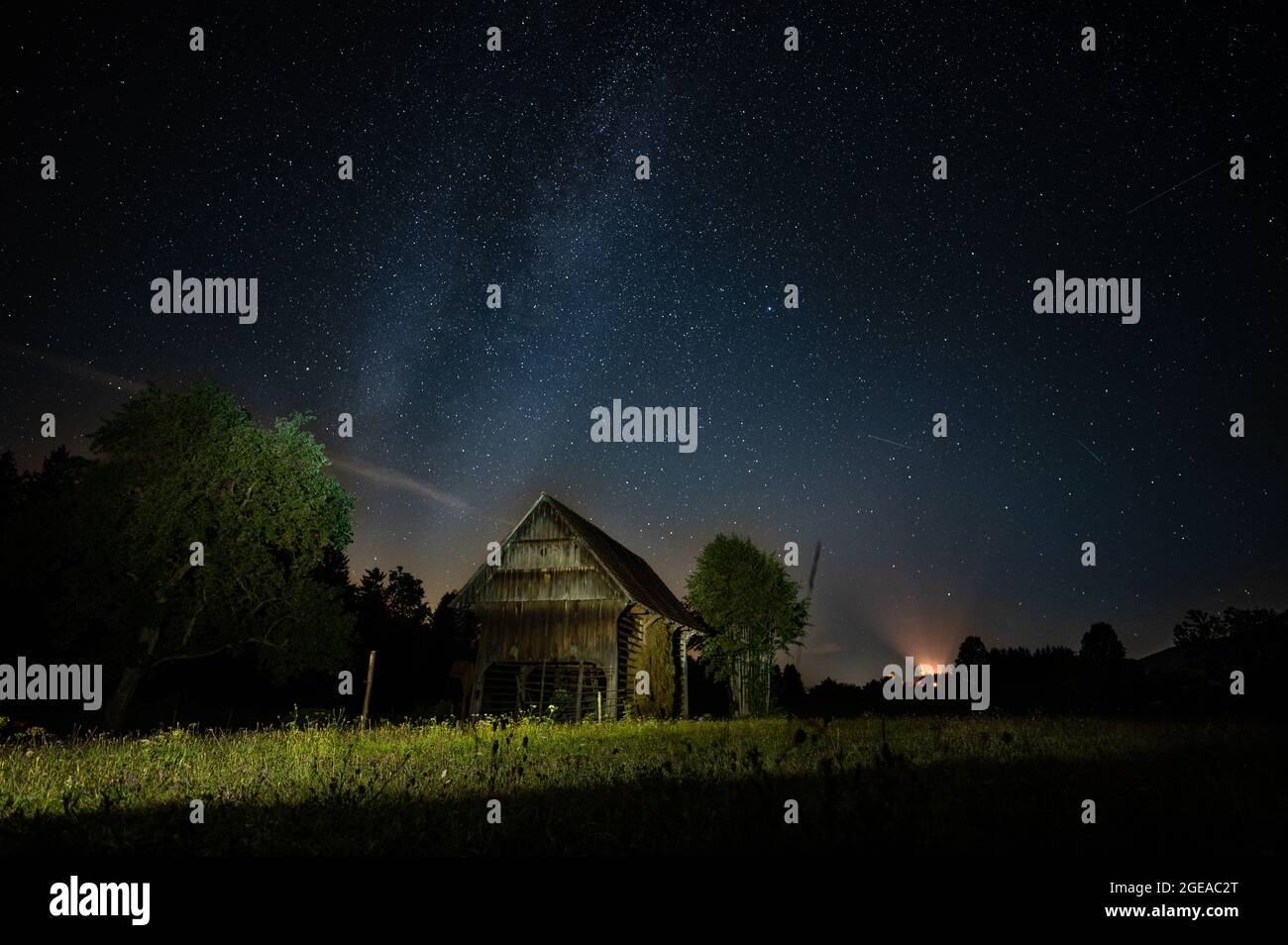 Wooden hay barn hi-res stock photography and images - Alamy