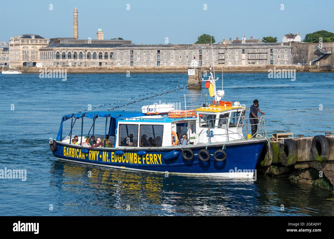 Commuter ferry docking hi-res stock photography and images - Alamy