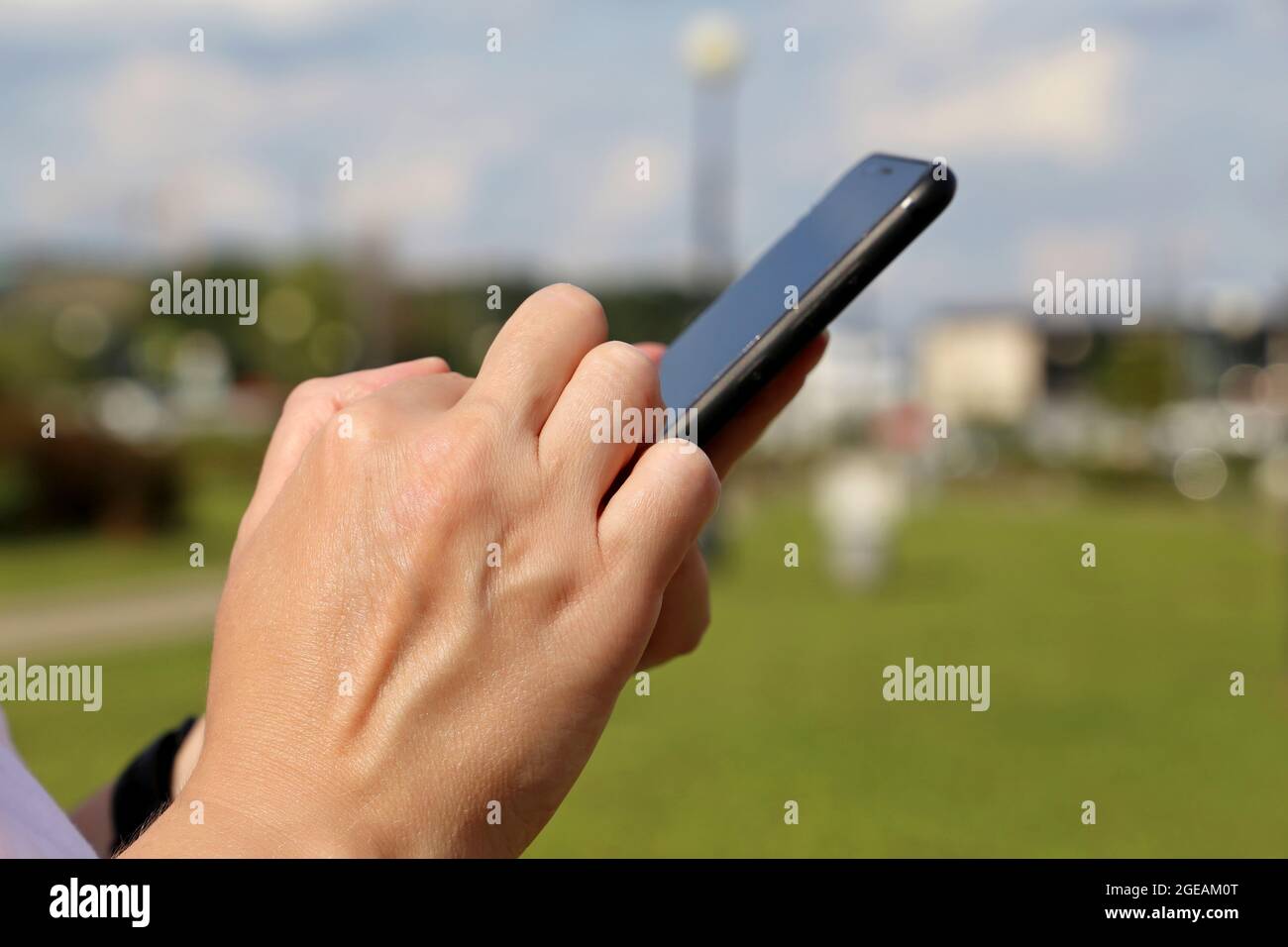 Social media addiction woman hi-res stock photography and images - Alamy