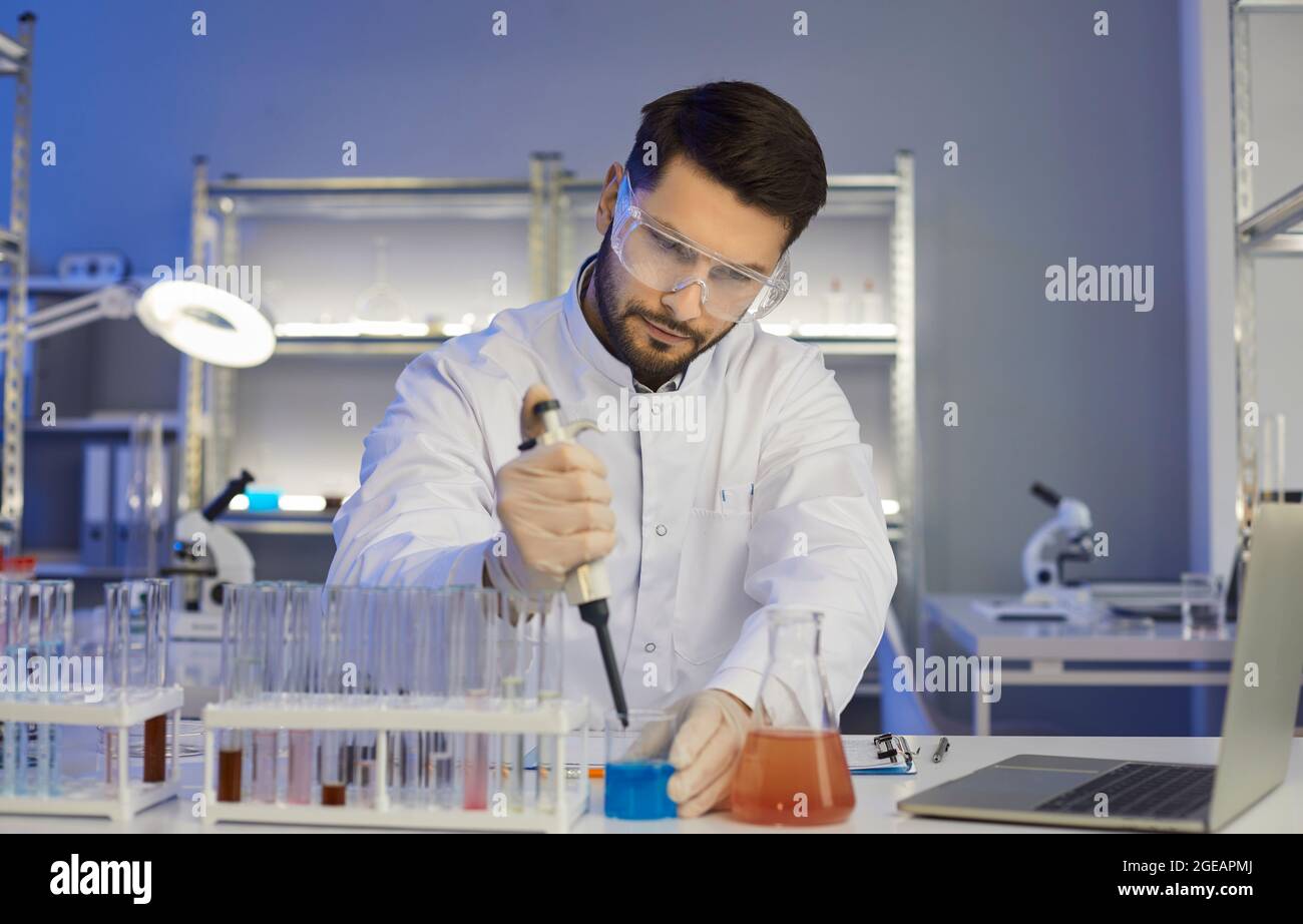 Medical scientist hi-res stock photography and images - Alamy
