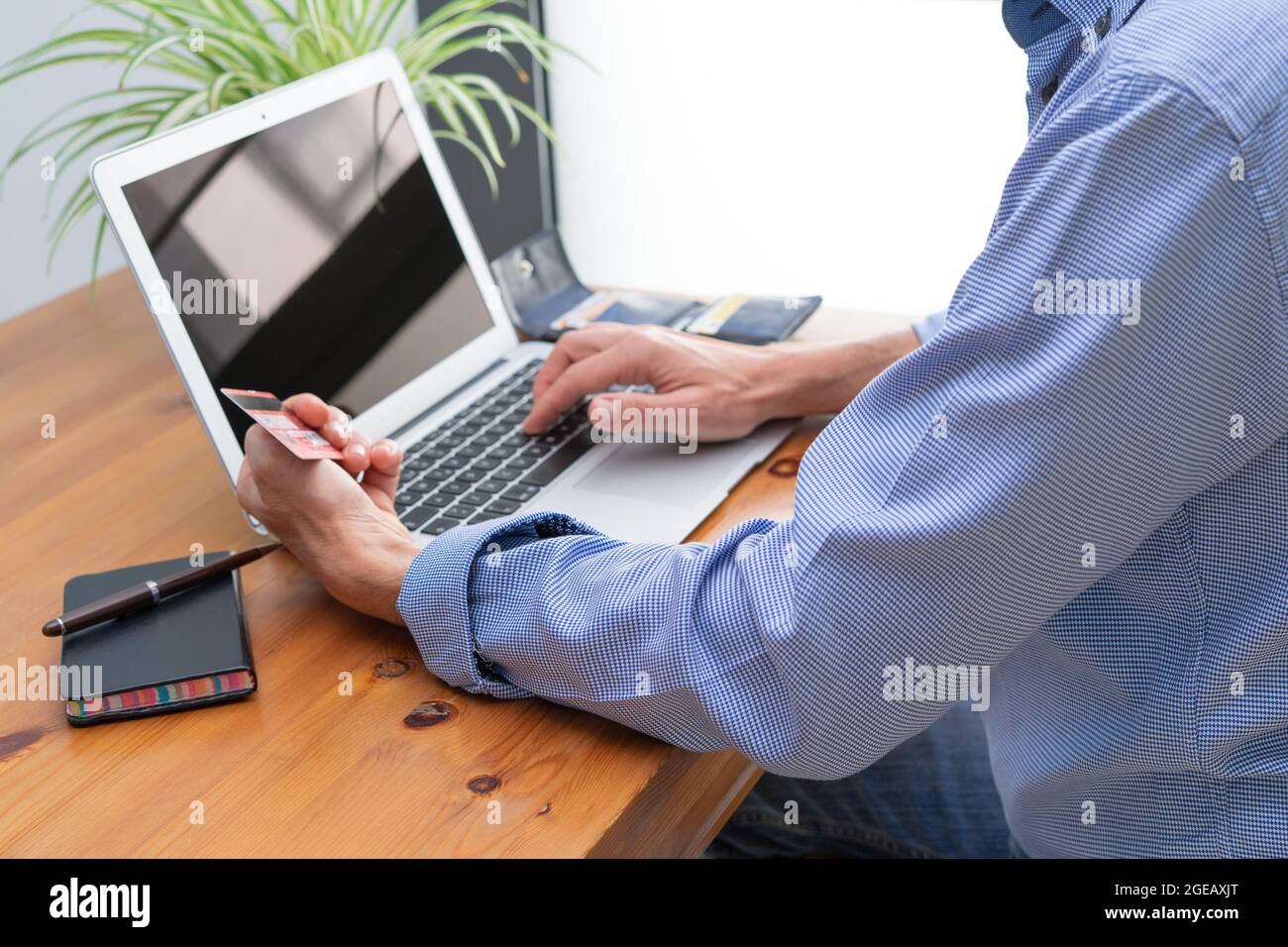 Man making payments online hi-res stock photography and images - Alamy