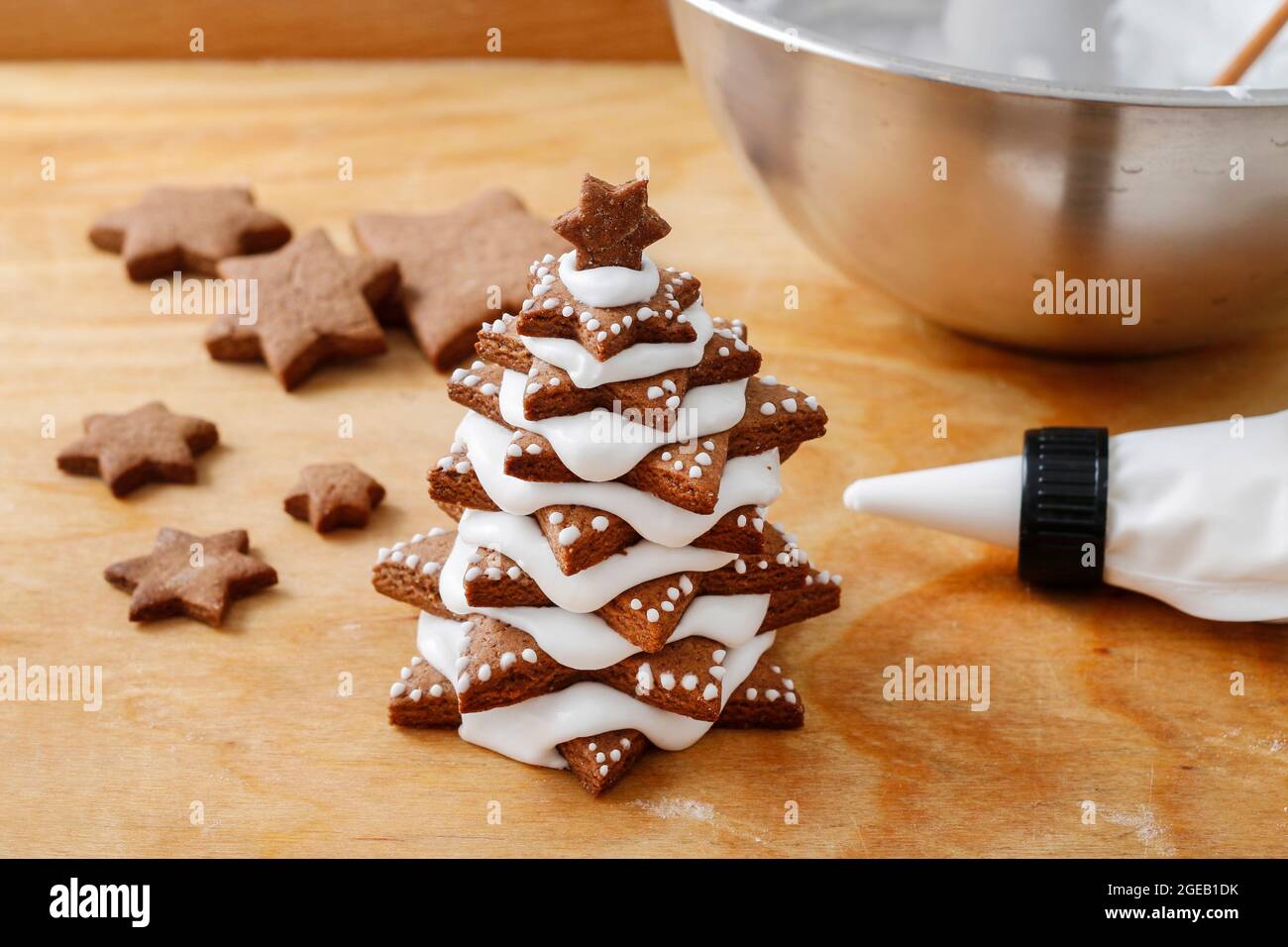 How to make gingerbread christmas tree, tutorial Stock Photo - Alamy