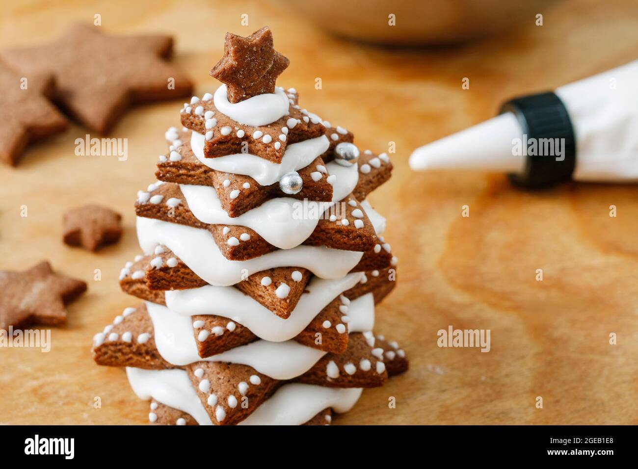 How to make gingerbread christmas tree, tutorial Stock Photo - Alamy