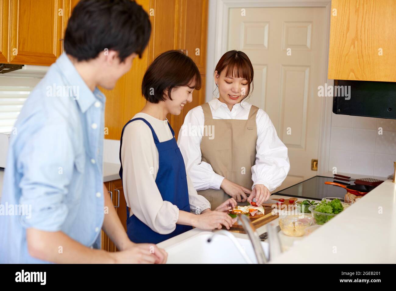 Japanese student cooking hi-res stock photography and images - Alamy