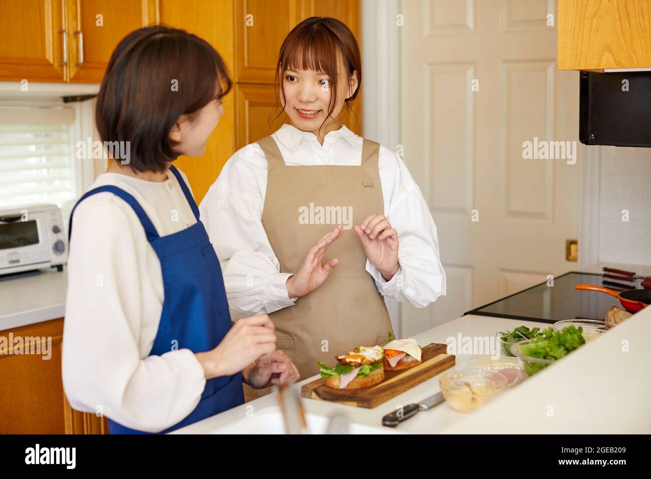 Japanese student cooking hi-res stock photography and images - Alamy