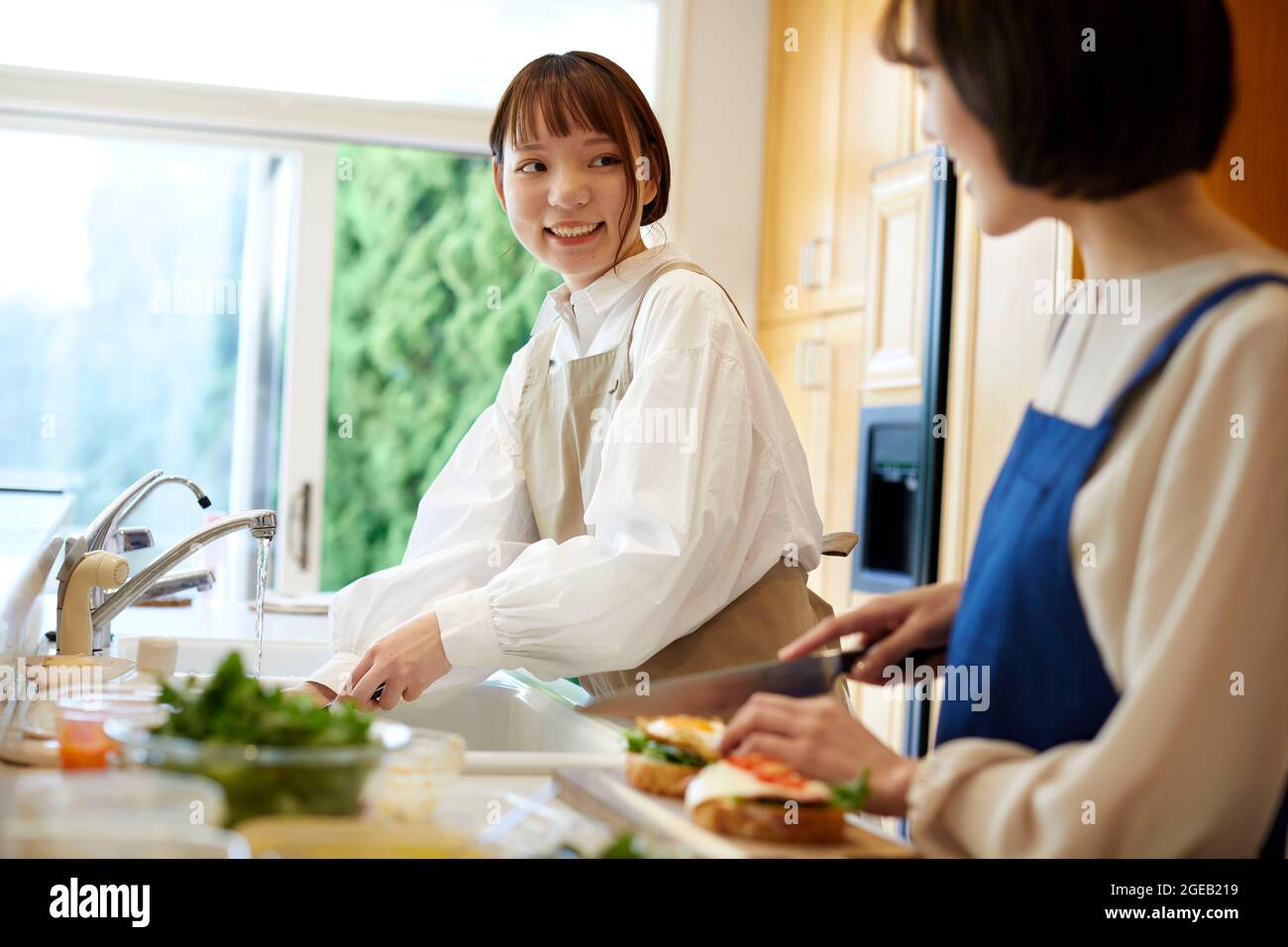 Student cooking for friends hi-res stock photography and images - Alamy