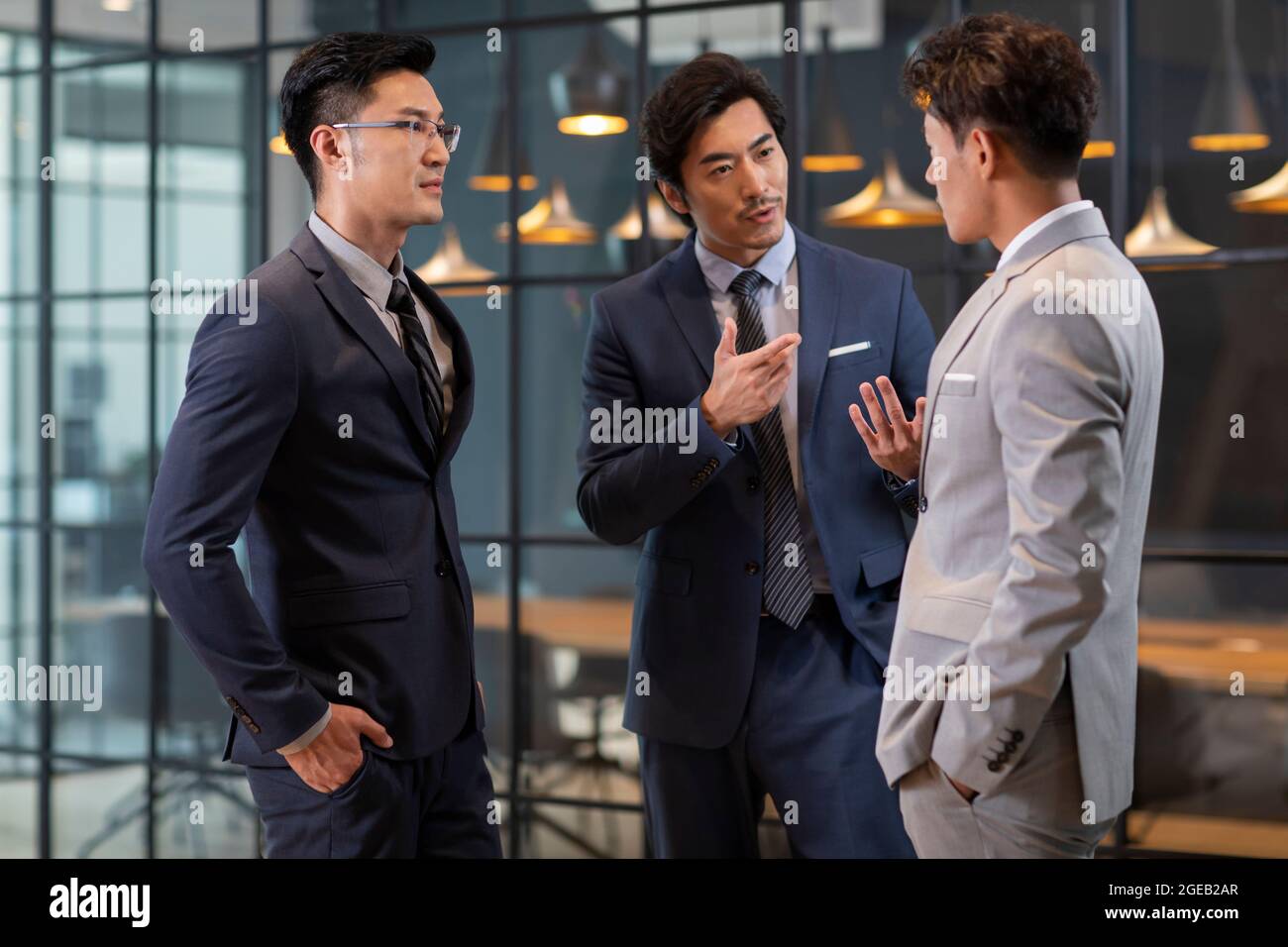 Chinese businessmen talking in hi-res stock photography and images - Alamy