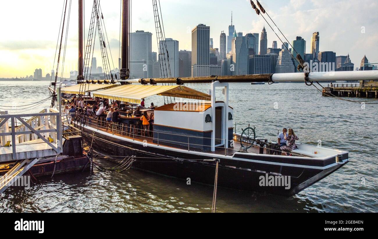 Pilot Restaurant, Brooklyn Bridge Park Pier 6, Brooklyn, New York, USA ...