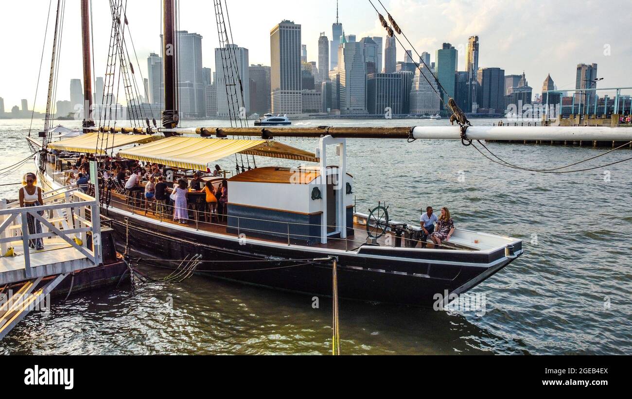 Pilot Restaurant, Brooklyn Bridge Park Pier 6, Brooklyn, New York, USA ...
