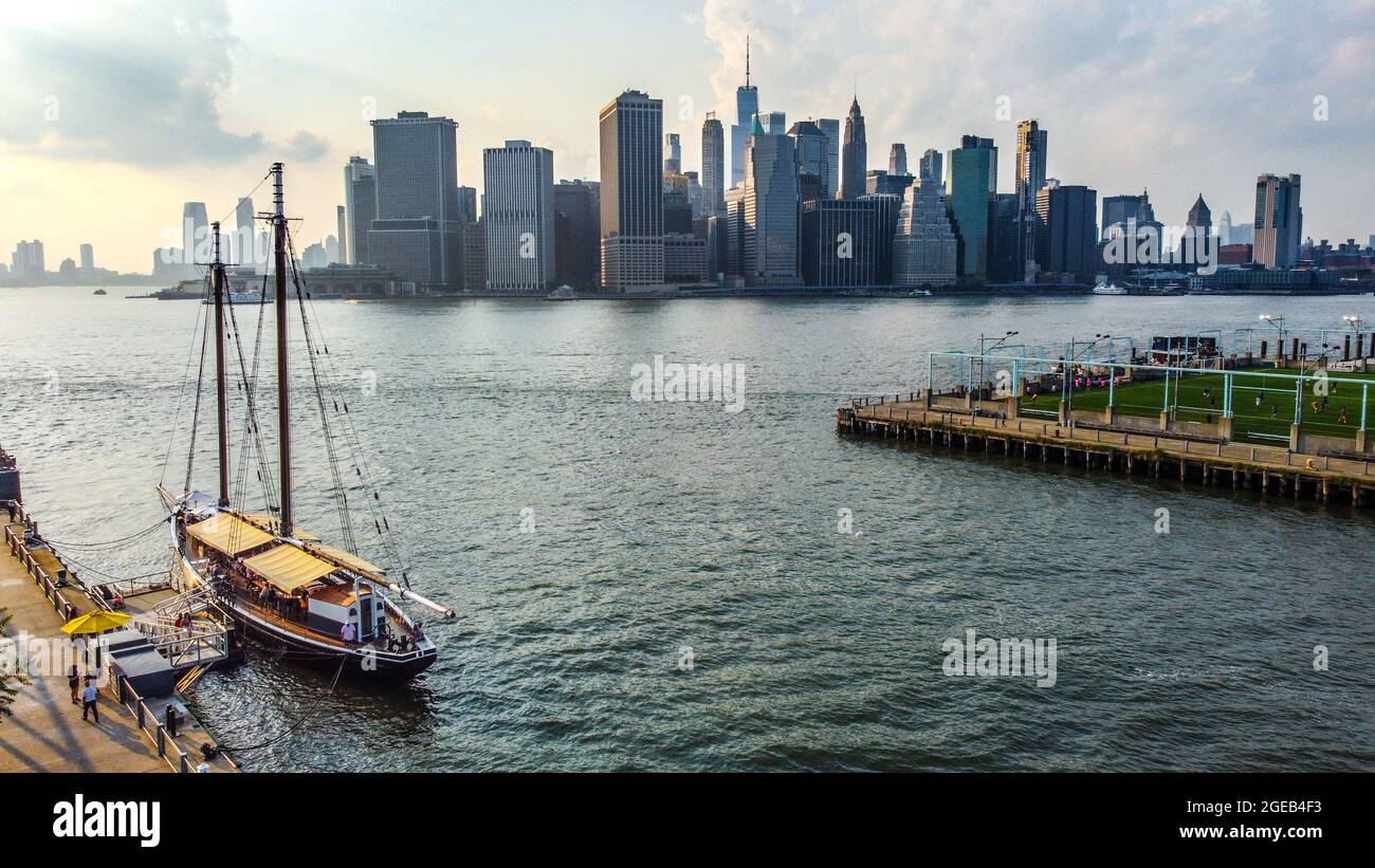 Pilot Restaurant, Brooklyn Bridge Park Pier 6, Brooklyn, New York, USA ...