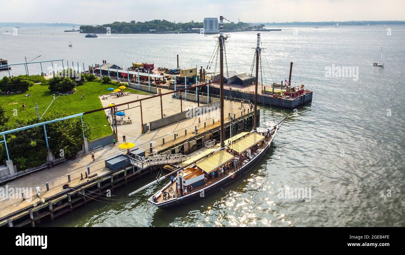 Pilot Restaurant, Brooklyn Bridge Park Pier 6, Brooklyn, New York, USA ...