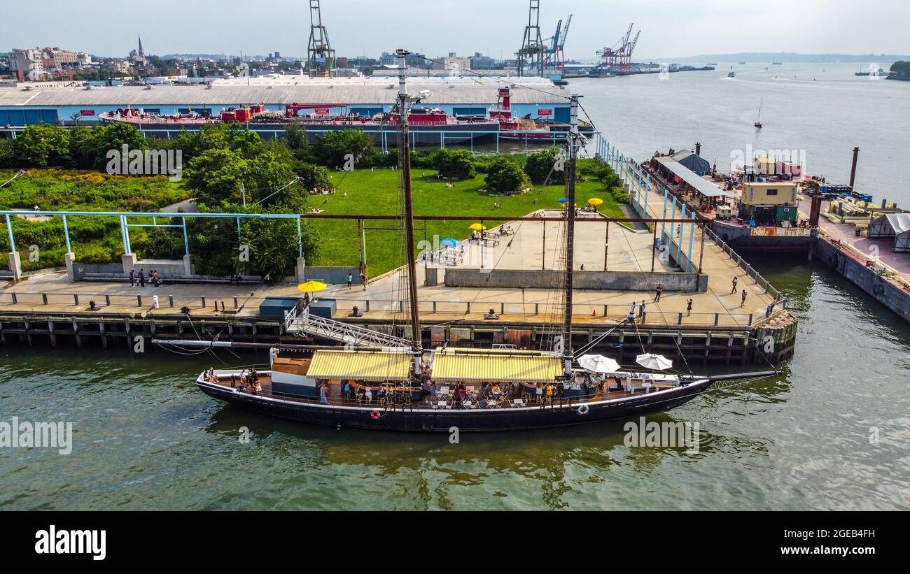 Pilot Restaurant, Brooklyn Bridge Park Pier 6, Brooklyn, New York, USA ...