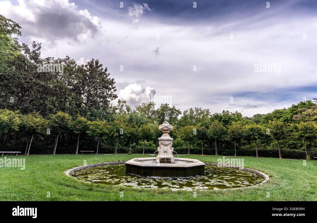 Fountains in a Beautiful formal garden Stock Photo - Alamy