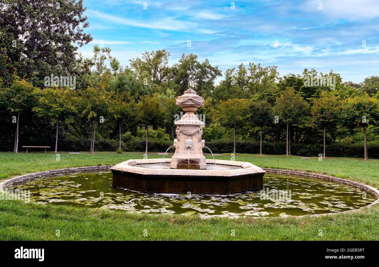 Fountains in a Beautiful formal garden Stock Photo - Alamy