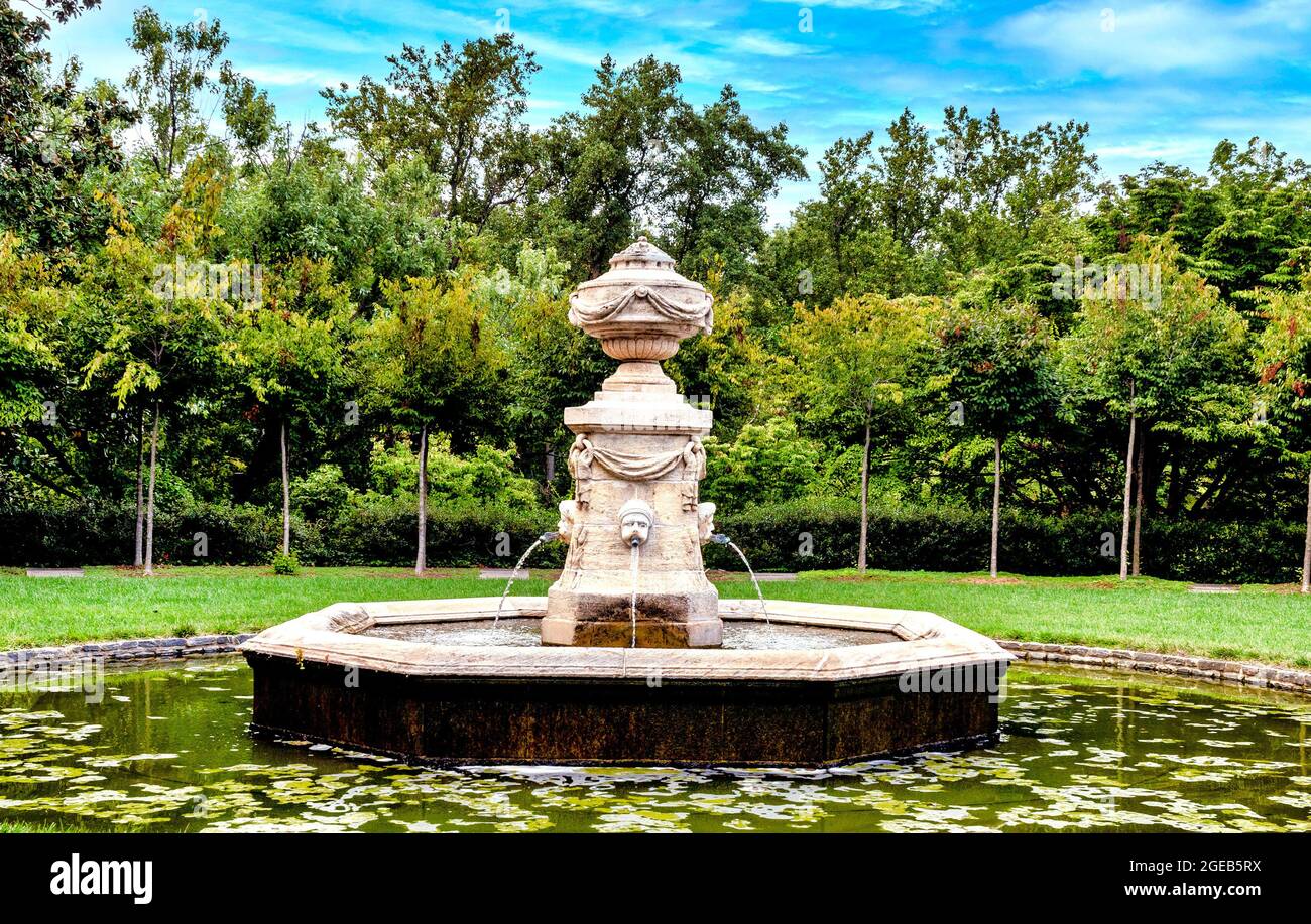 Fountains in a Beautiful formal garden Stock Photo - Alamy