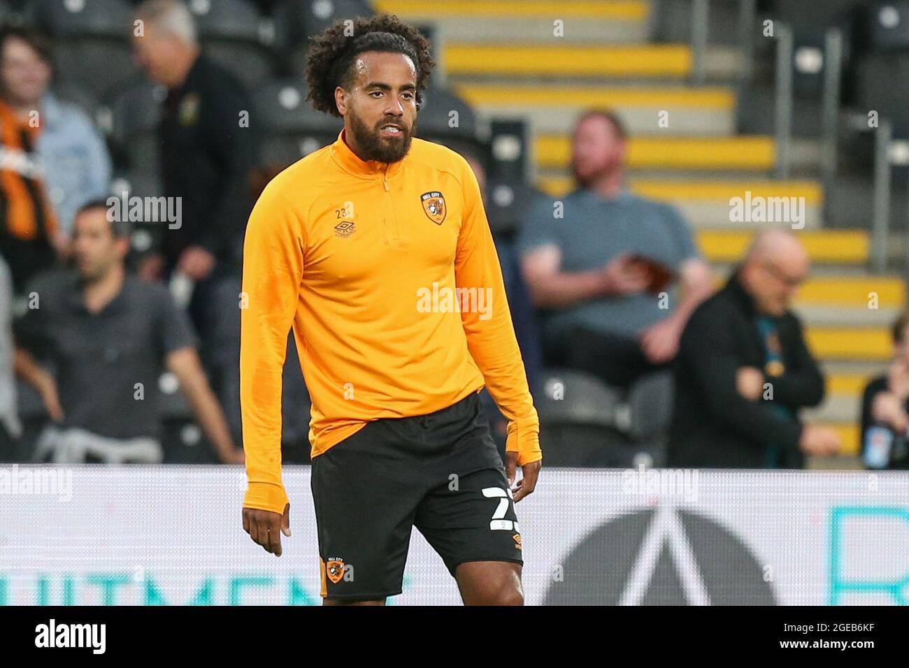 Tom Huddlestone #23 of Hull City during the pre-game warmup Stock Photo ...