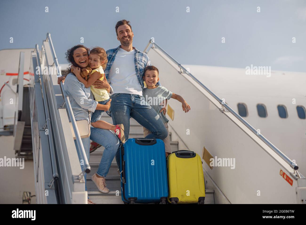 Family leaving airport hi-res stock photography and images - Alamy