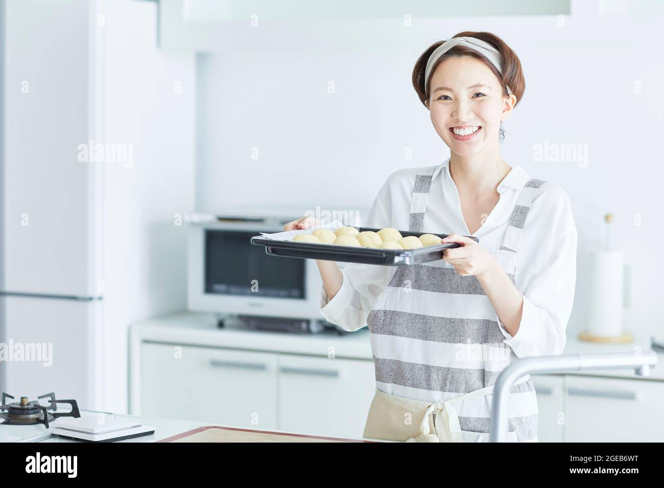 Japanese woman cooking at home Stock Photo - Alamy