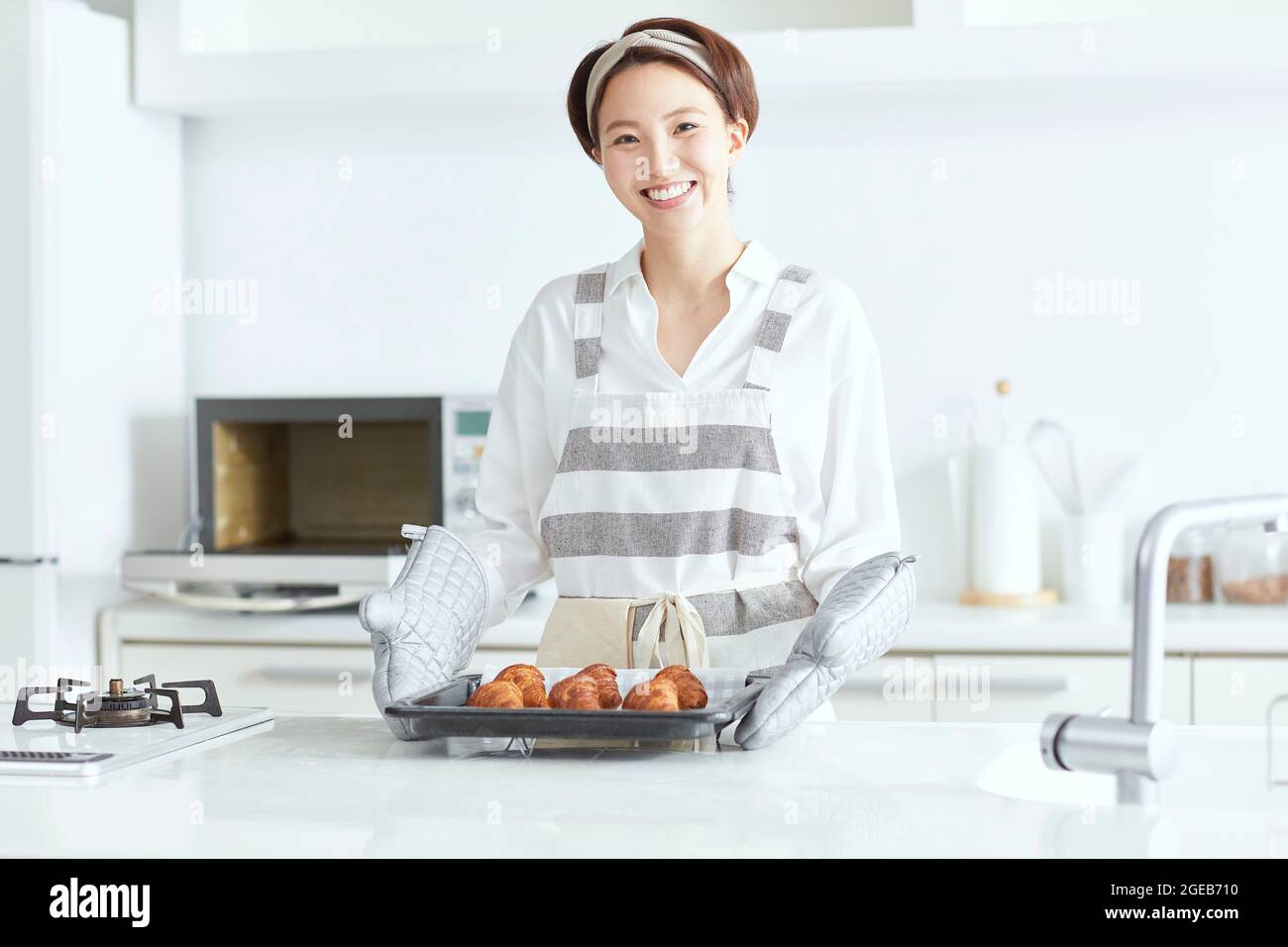 Japanese woman cooking at home Stock Photo - Alamy