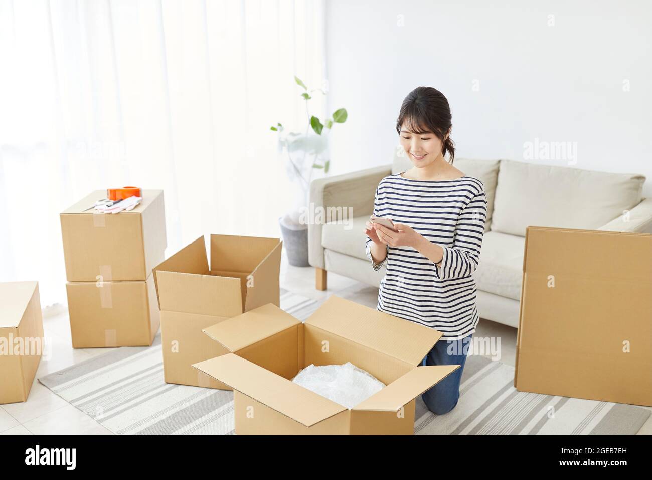 Japanese woman relocating Stock Photo - Alamy