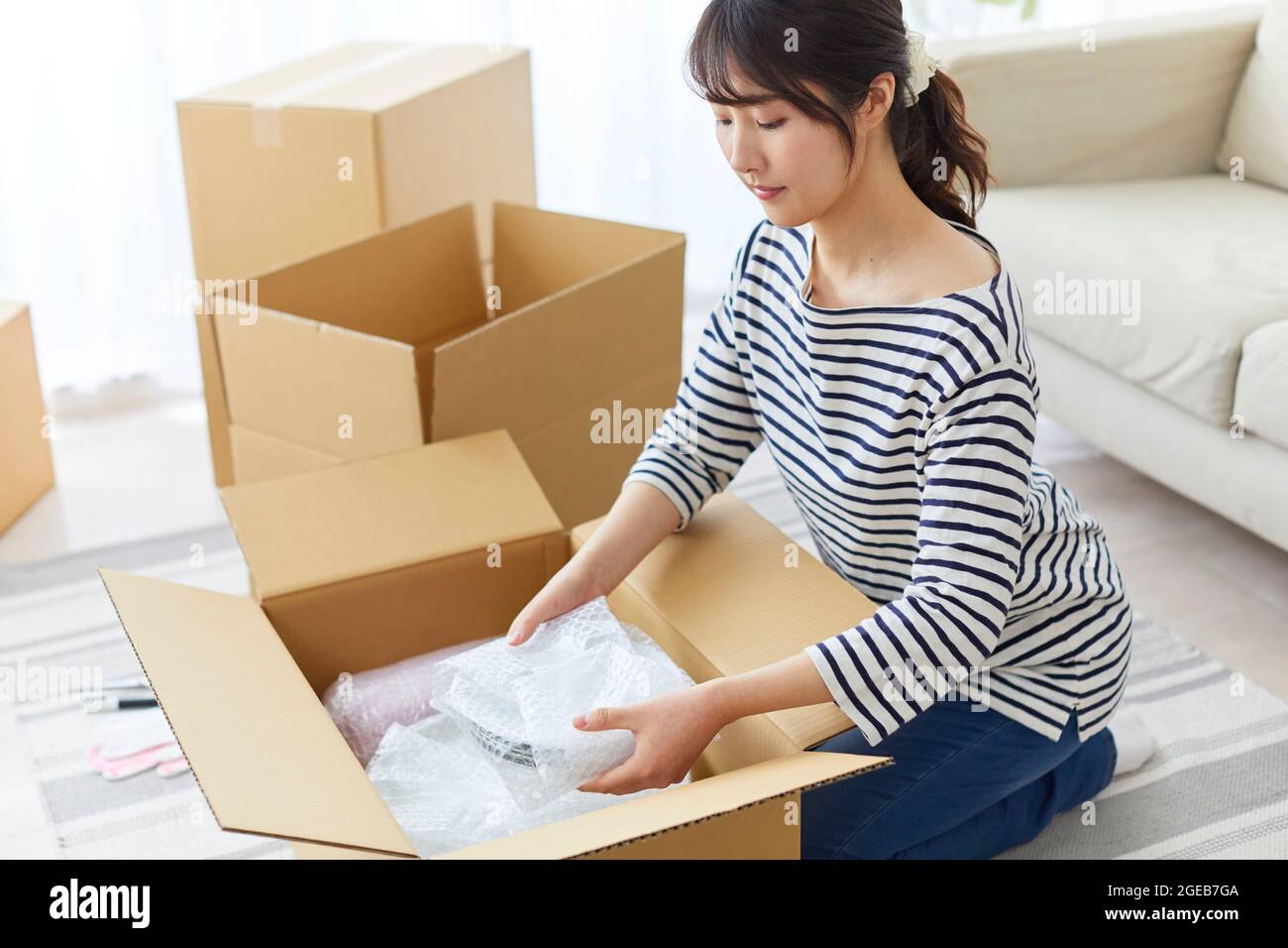 Japanese woman relocating Stock Photo - Alamy