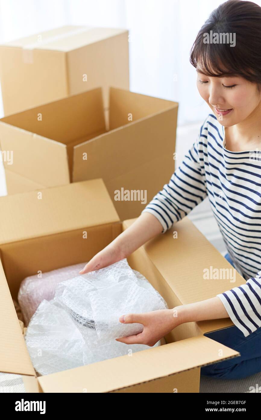 Japanese woman relocating Stock Photo - Alamy