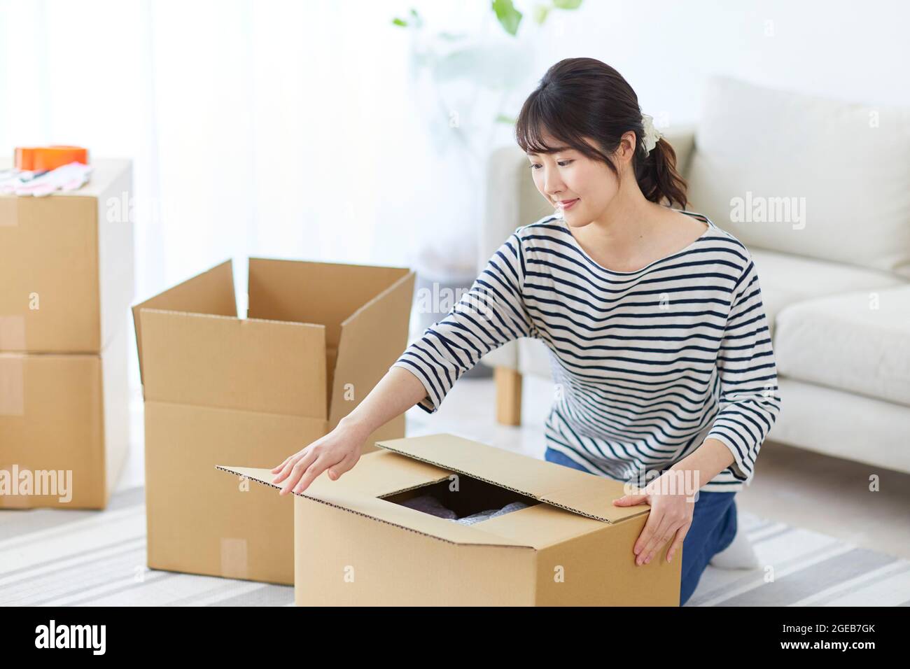 Japanese woman relocating Stock Photo - Alamy