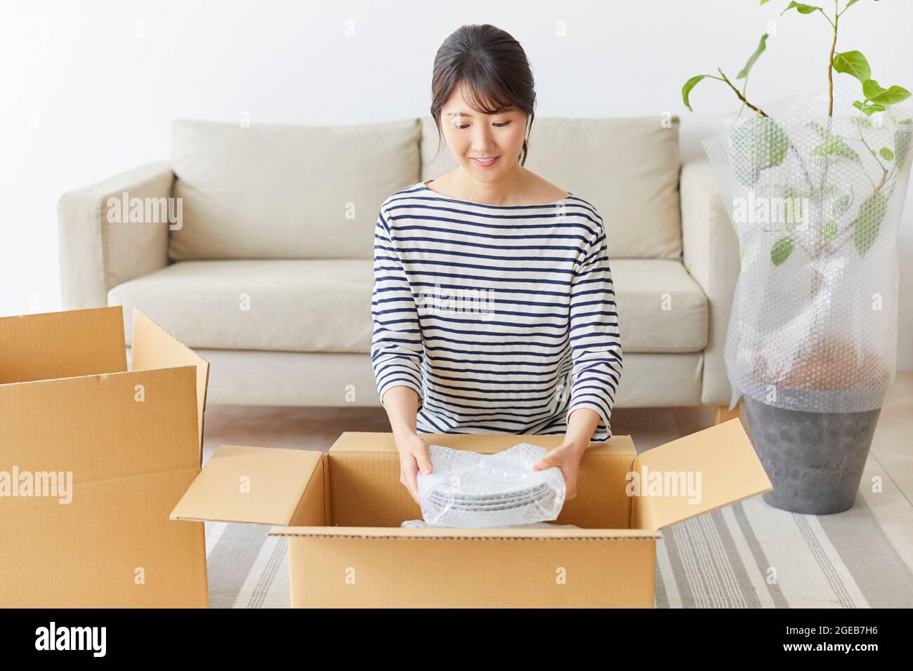 Japanese woman relocating Stock Photo - Alamy