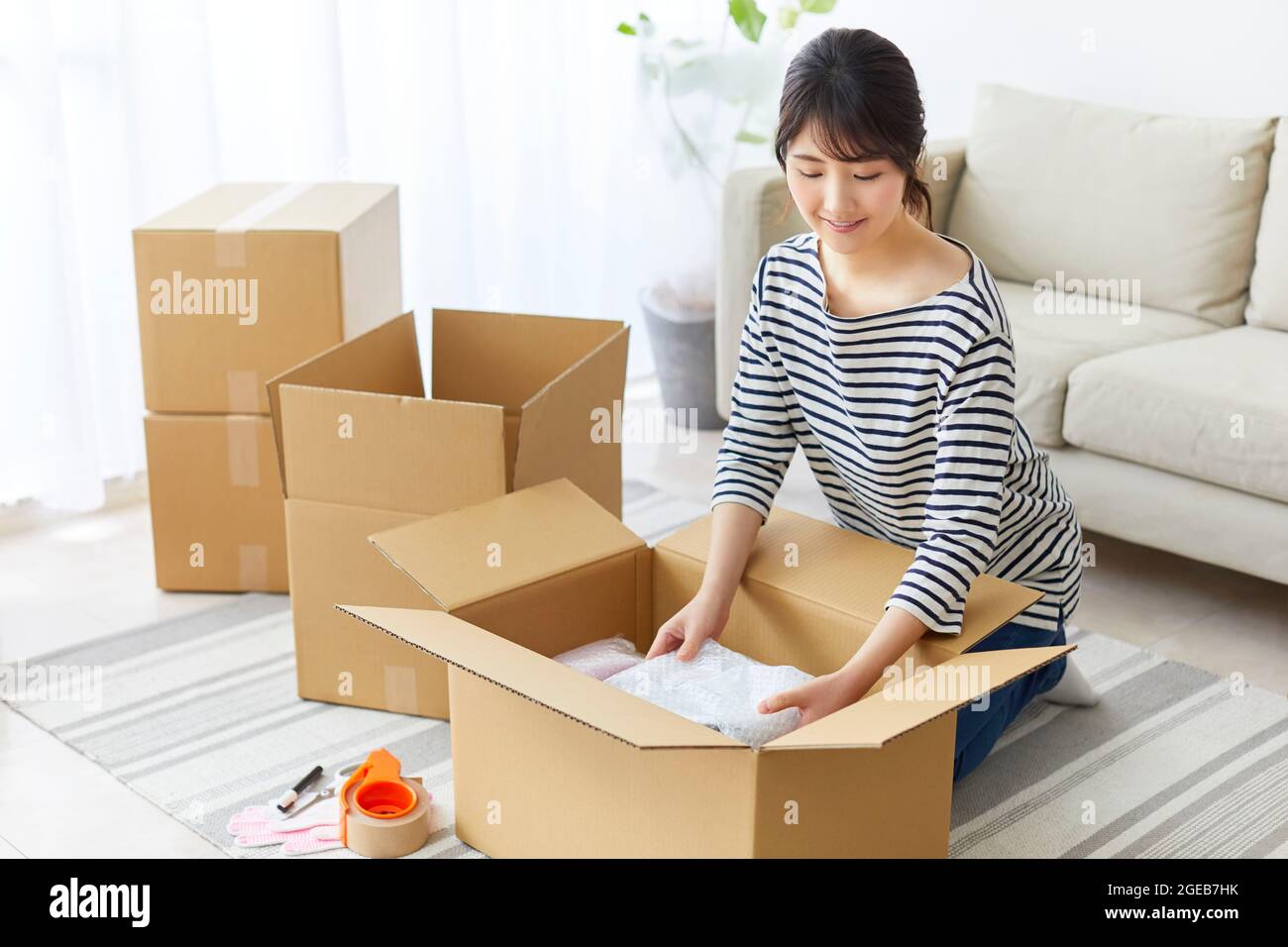 Japanese woman relocating Stock Photo - Alamy