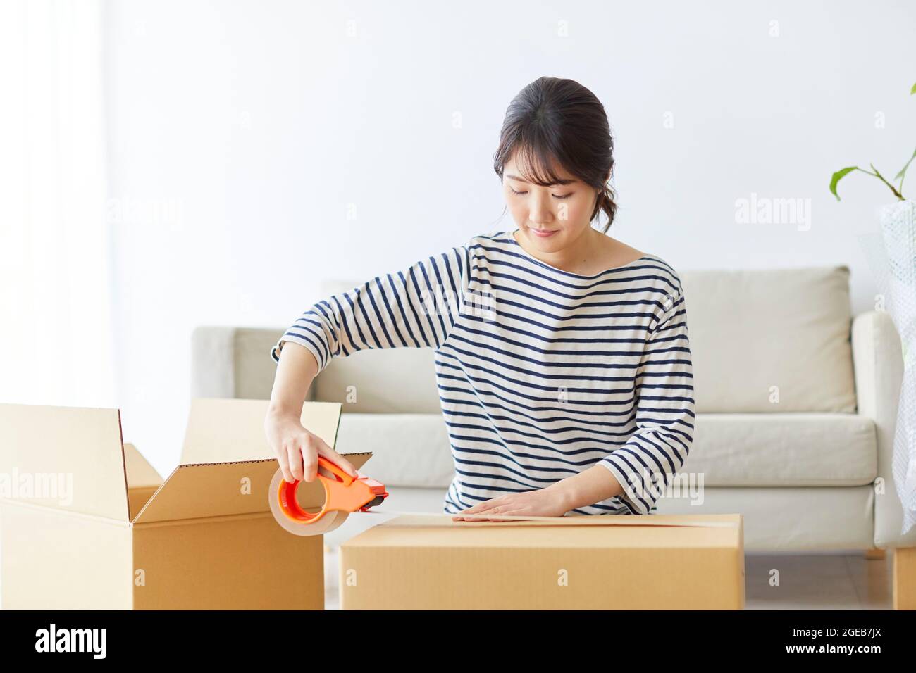 Japanese woman relocating Stock Photo - Alamy