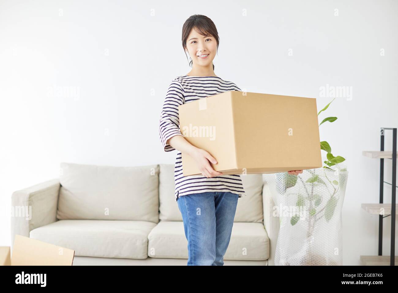 Japanese woman relocating Stock Photo - Alamy